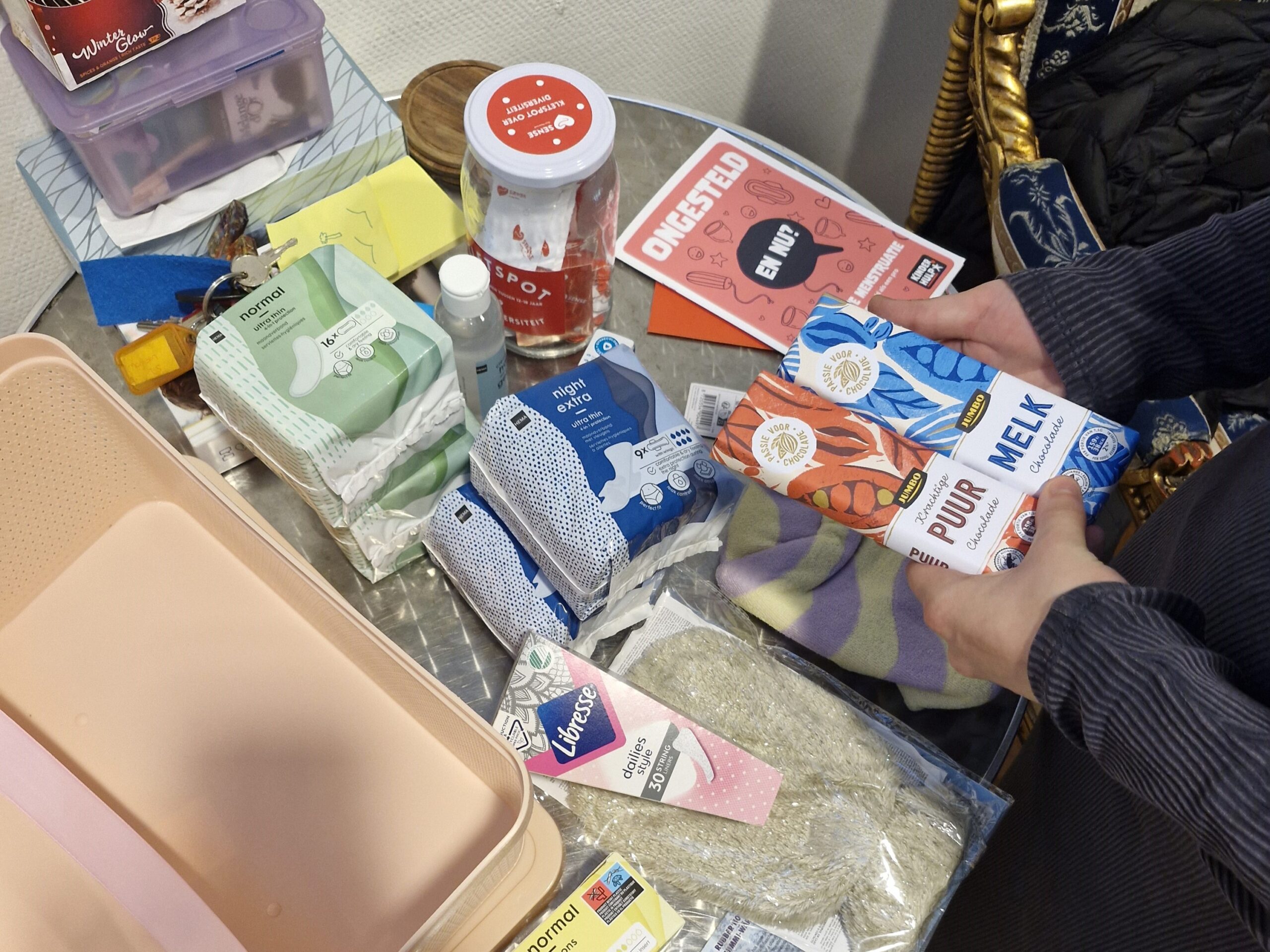 Ruim 1100 pakketten uitgedeeld tegen menstruatiearmoede - Kinderhulp